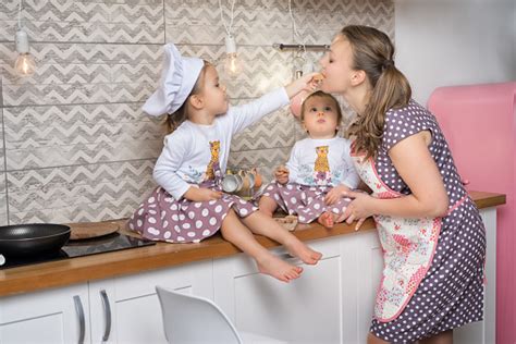 앞치마에 어머니와 요리사 모자에 어린 소녀는 요리사를 재생하고 있습니다 개념 가족입니다 가정 생활에 대한 스톡 사진 및 기타 이미지 가정 생활 가정 주방 가정의 방