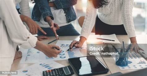 이사회에서 함께 일하는 다양한 동료들 브레인 스토밍 토론 및 비즈니스 전략 분석 경영자에 대한 스톡 사진 및 기타 이미지 경영자 경제학자 계획 Istock
