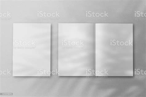 현실적인 평면도 표지와 열린 세로 A4 또는 A5 잡지 또는 문구 및 브랜딩용 브로셔 소책자 모형 템플릿은 밝은 회색 배경과 나뭇잎 그림자 오버레이를 격리했습니다 3d