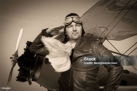 가죽 모자 스카프와 역사적인 비행기 엽역사적 파일럿 의류에 있는 남자의 초상화빈티지 오래 된 그림 스타일 앞 비행 안경 빈티지