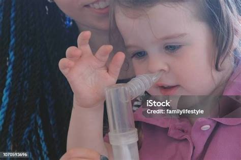 그녀의 엄마와 함께 흡입기 마스크를 통해 흡입 작은 귀여운 소녀 분무기 및 흡입기를 사용 하 여 치료에 대 한 건강관리와 의술에 대한 스톡 사진 및 기타 이미지 Istock
