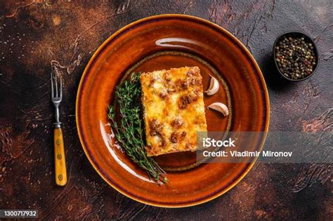 토마토 볼로네즈 소스를 곁들인 이탈리안 라자냐와 소고기 다진 소고기 어두운 배경 위쪽 보기 0명에 대한 스톡 사진 및 기타