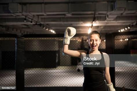 흥분과 만족으로 권투 링에 서있는 젊은 여성 권투 선수 맨 얼굴에 대한 스톡 사진 및 기타 이미지 맨 얼굴 한 명의 여자만