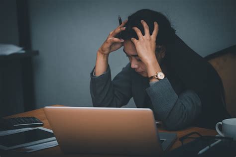 스트레스 사업가 좌절과 비즈니스 압력에 화가 사무실에서 과로 성인 아시아 여성 노트북에서 작업 타이어와 두통을 느낌 스트레스와 좌절 개념 25 29세에 대한 스톡 사진 및