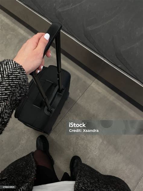 공항 터미널에서 여행 가방 손잡이를 들고 있는 여자의 Pov 개인적 시점에 대한 스톡 사진 및 기타 이미지 개인적 시점 검은색 게이트 Istock