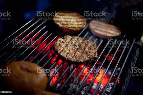 금속 꼬치에 구운된 시 케밥입니다 요리사 손 연기의 많은 요리 불고기 바베 큐 바베 큐 신선한 쇠고기 조각을 잘라 숯과 불꽃