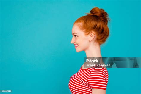 좋은 세련 된 사랑 스러운 매력적인 멋진 꽤 명랑 다행 긍정적인 낙관적 빨간 머리 소녀 롤빵 밝은 선명한 파란색 배경에 고립의