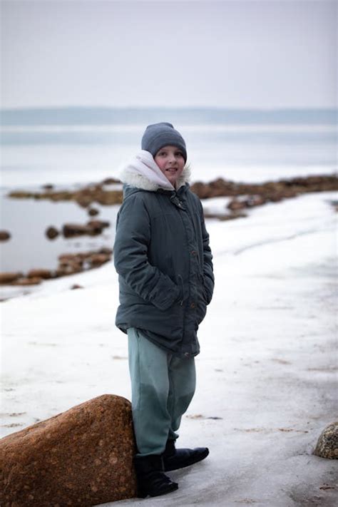 감기 겨울 겨울 모험 겨울 옷 겨울 코트 겨울 풍경 겨울의 즐거움 겨울철의 경치 계절 기쁨 냉담한 놀이 눈이 내리는 따뜻한 옷 레저 모험 미소