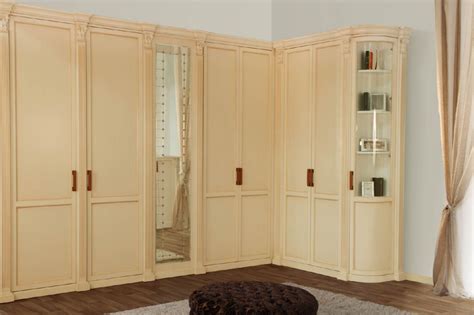 Угловой распашной шкаф с радиусной дверью 86 фото