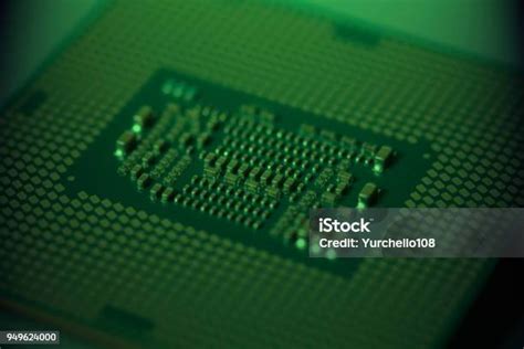 회색에 중앙 처리 장치 Cpu 프로세서 마이크로 칩 Cpu에 대한 스톡 사진 및 기타 이미지 Cpu 금 금속 러시아 Istock