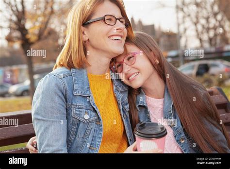 Mutter Und Tochter L Cheln Stockfotos Und Bilder Kaufen Alamy