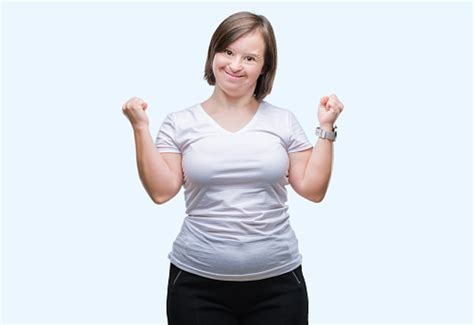 젊은 성인 여자 다운 증후군 격리 된 배경에 매우 행복 하 고 흥분 무기와 우승자 제스처를 하 고 웃 고 성공을 위한 비명 축