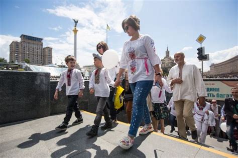 У Києві пройшов марш вишиванок фото Bbc News Україна