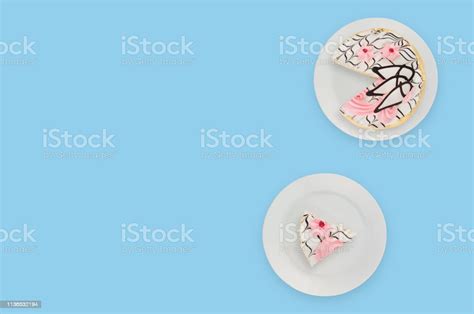 파란색 테이블에 흰색 동그라미 접시에 하나의 Cuted 장식 크림 케이크 평면도 축 하 개념입니다 텍스트의 공간 복사 건강에 좋지 않은 음식에 대한 스톡 사진 및 기타