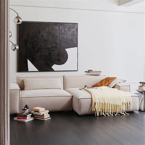 소파의 한계 그 위에 에싸소파 ⠀⠀⠀ 공간에 센스를 더하고 싶다면 그 첫 선택은 역시 아발론 아담한 사이즈지만 모듈 구조 덕분에 공간 활용은 Max 신혼집 거실