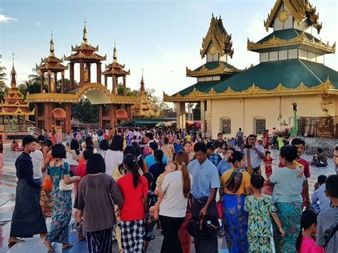 သီတင်းကျွတ်လပြည့် အဘိဓမ္မာအခါတော်နေ့ ၌ အမြို့မြို့အနယ်နယ်ရှိ ဘုရားစေတီများတွင် ကုသိုလ်ဒါနပြုက