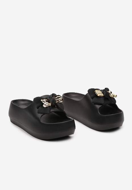 Czarne Klapki Z Pianki Na Grubej Podeszwie Z Aplikacją Metaliczną I Kokardą Ebitha Renee