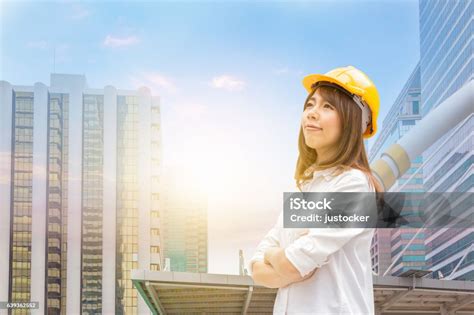 노란 헬멧 도시 배경의 건설 및 유지 보수 여성 건축가 건설 산업에 대한 스톡 사진 및 기타 이미지 건설 산업 건설업자 건축 Istock