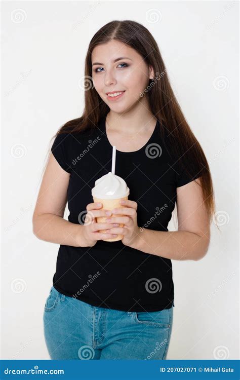 Una Joven Hermosa Con Una Camiseta Negra Y Jeans Azules Sostiene Un Vaso Con Una Paja En Las