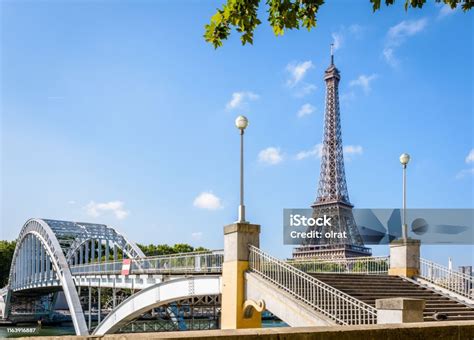 화창한 여름 아침에 프랑스 파리의 데빌리 인도교와 에펠탑 보행자 전용 다리에 대한 스톡 사진 및 기타 이미지 보행자 전용 다리 0명 가로등 Istock