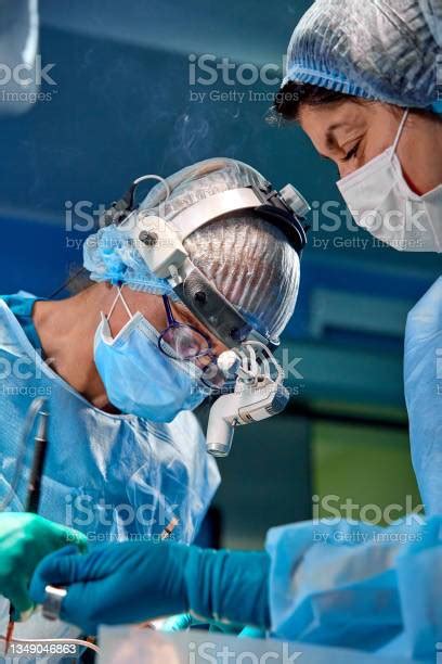 위험한 응급 사건에서 구조 환자를 위해 작동하는 의사와 보조 간호사 병원 및 수술 개념 암 및 질병 치료 Theatrical Performance에 대한 스톡 사진 및 기타