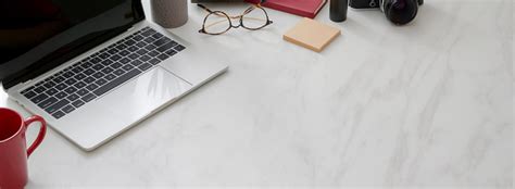 노트북 커피 컵 소모품 및 대리석 책상에 복사 공간이있는 간단한 작업 공간의 자른 샷 책상에 대한 스톡 사진 및 기타 이미지 책상 0명 개념 Istock