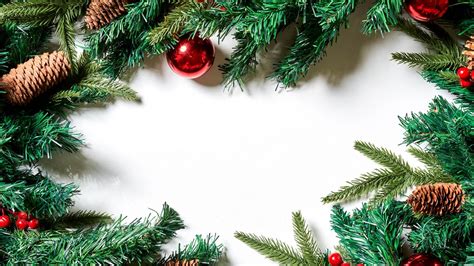 Обои хвоя ветки шар новый год рождество картинки на рабочий стол фото скачать бесплатно