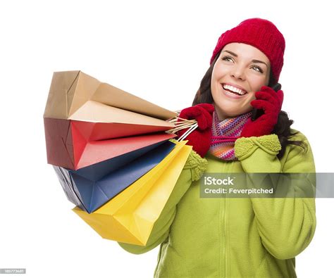 혼합됨 리우로 여자 쥠 장보기를 수하물 전화 루킹 바라요 겨울에 대한 스톡 사진 및 기타 이미지 겨울 소매 소비자주의