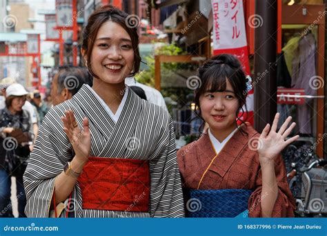Het Glimlachen Van Jonge Japanse Vrouwen In Kimono Verband Redactionele