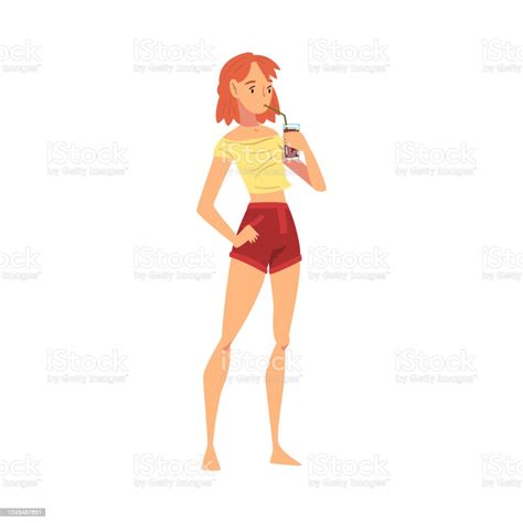 편안한 젊은 여자 마시는 칵테일 여성 캐릭터 착용 탱크 탑 과 반바지 준비 에 즐길 수 있는 그녀의 여가 휴가 여름 휴가 및