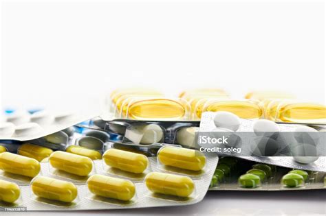 다양 한 정제 알 약과 비타민 물집 팩 흰색 배경에 글로벌 헬스케어 컨셉 항생제 약물 내성 항균 캡슐 알 약 제약 산업 약국 0명에 대한 스톡 사진 및 기타 이미지 Istock