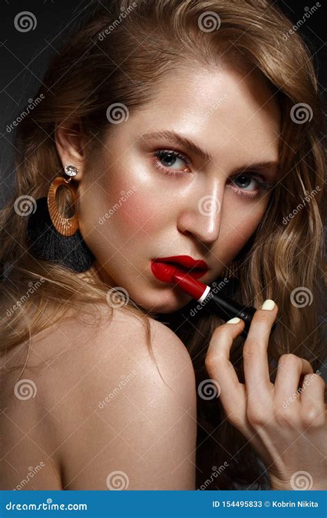 Mooi Meisje Met Rode Lippen En Klassieke Make Up En Krullen Met In Hand