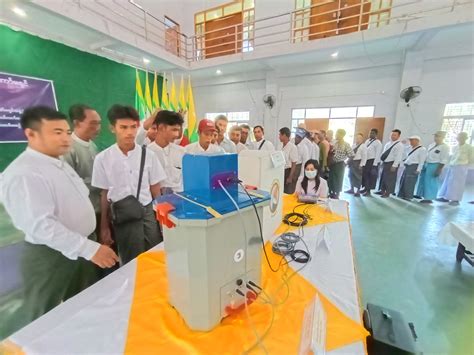 ဒလမြို့နယ်၌ မဲဆန္ဒရှင်ပြည်သူများမြန်မာအီလက်ထရောနစ်မဲပေးစက်ဖြင့် လက်တွေ့စမ်းသပ်မဲပေးလေ့လာခြင်း