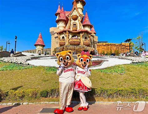 롯데월드 부산 로티와 로리 롯데자이언츠 응원단으로 깜짝 변신 뉴스1