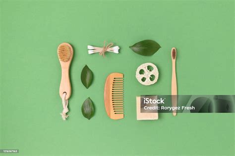 녹색 파스텔 배경에 개인 위생을위한 제로 폐기물 액세서리의 레이아웃 개인 장식품에 대한 스톡 사진 및 기타 이미지 개인