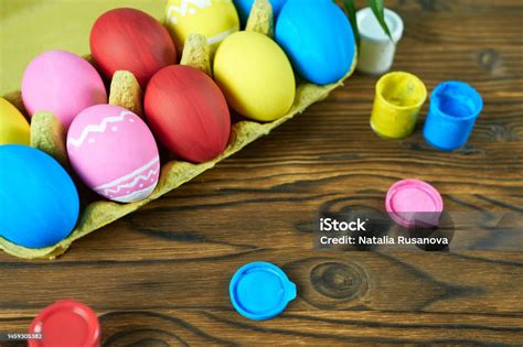 페인트 캔이 있는 나무 배경에 패키지에 담긴 여러 가지 빛깔의 부활절 달걀 휴일 전통 Diy에 대한 스톡 사진 및 기타 이미지 Diy 계절 공예 Istock