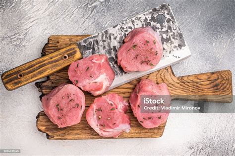 육즙이 많고 익히지 않은 돼지 고기 메달리온 생 등심 고기는 모든 요리에서 볶음 요리나 짭짤한 로스트를 위한 다재다능한 선택입니다 흰색 배경입니다 상의 View 0명에 대한