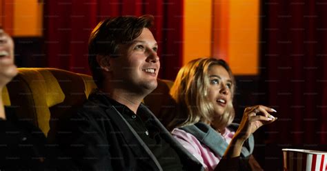 백인 연인과 옆에 앉아 영화를 보는 여자 사진 Unsplash의 앉아 이미지