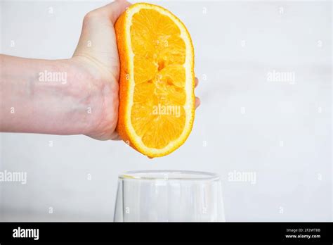 Hand squeezing orange juice hi-res stock photography and images - Alamy