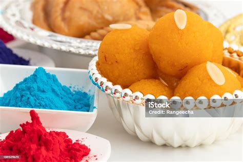 인도 미타이 스페셜 라드두라고도 불리는 분디 모티쿠르 라드두 또는 분디 모티초어 라두가 데시 기에서 만든 데시 기는 홀리 나바라트리 라크샤반단 두세라 라키 가네시 샤투르티