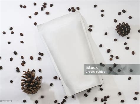 고립 된 흰색 배경에 커피 차를 저장하기위한 종이 생태 가방의 템플릿 크리스마스와 새해 선물용 진공 포장 곡초류에 대한 스톡 사진 및 기타 이미지 Istock