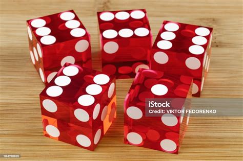 날카로운 가장자리와 다섯 빨간 주사위 대나무 테이블에 누워 1 4 개의 식스 0명에 대한 스톡 사진 및 기타 이미지 0명 1 6 Istock
