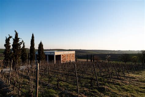 Kitrvs Winerys Facades Built From 13596 Individually Rotated Bricks
