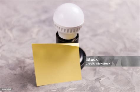 한 현대 새로운 플라스틱 Led 전구 블랙 소켓 및 오래 착용 회색 콘크리트 바닥에 빈 노란색 곡선 된 종이 스티커 0명에 대한 스톡 사진 및 기타 이미지 Istock