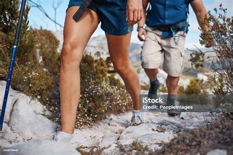 하이킹 다리 커플 트레킹 모래 길과 산 오르기 자연 속에서 함께 운동 여자 남자 등산객 활동적인 삶과 여행으로 스포츠와 모험을