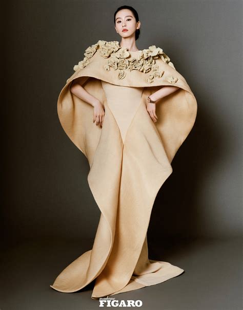 刘诗诗最新封面大片释出！化身麻辣女教师性感酷飒 搜狐大视野 搜狐新闻