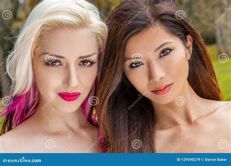 Deux Belles Jeunes Femmes Ou Filles Une Blondes Et Un Asiatique Chinois