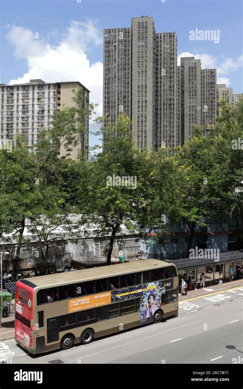 vue verticale d un autobus kowloon motor bus kmb et arrière plan du domaine de logement public