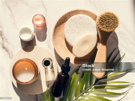 스킨 케어 및 웰니스 제품 세트 세럼 병 각질 제거 브러시 및 비누 크림 및 스폰지 플랫 레이 0명에 대한 스톡 사진 및 기타 이미지 Istock