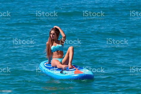 여자는 바다에서 Sup 탑승에 편안한 자연과 함께에서 건강 한 라이프 스타일 건강한 생활방식에 대한 스톡 사진 및 기타 이미지 건강한 생활방식 나이 레저 활동